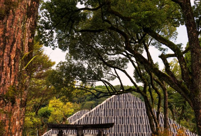 In harmony with the surroundings. Aoi Shrine Grobe, National Treasure ...