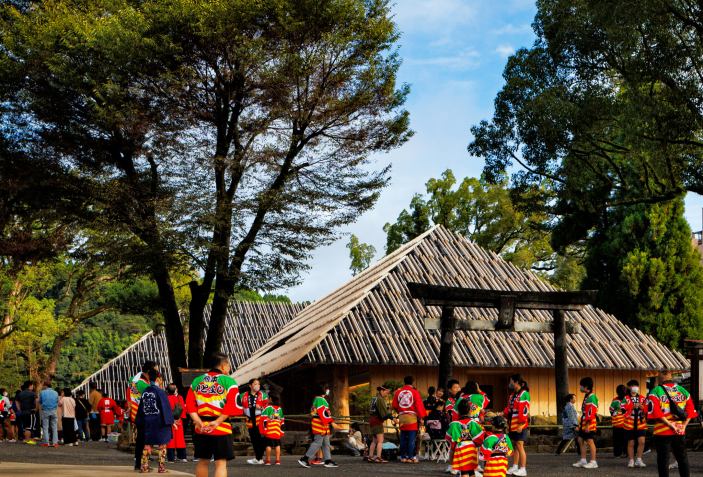In harmony with the surroundings. Aoi Shrine Grobe, National Treasure ...