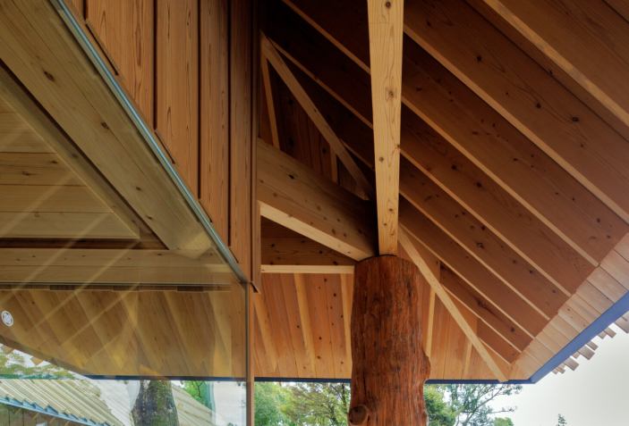 In harmony with the surroundings. Aoi Shrine Grobe, National Treasure ...