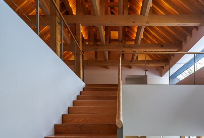 In harmony with the surroundings. Aoi Shrine Grobe, National Treasure ...