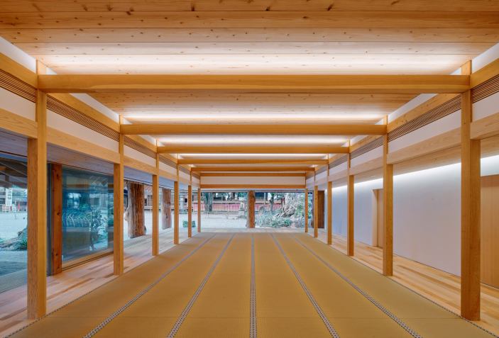 In harmony with the surroundings. Aoi Shrine Grobe, National Treasure ...