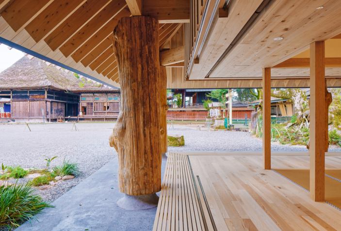 In harmony with the surroundings. Aoi Shrine Grobe, National Treasure ...