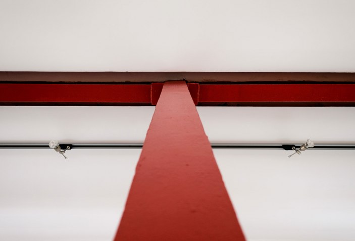 Two red beams to renovate an apartment by La Troupe | The Strength of ...