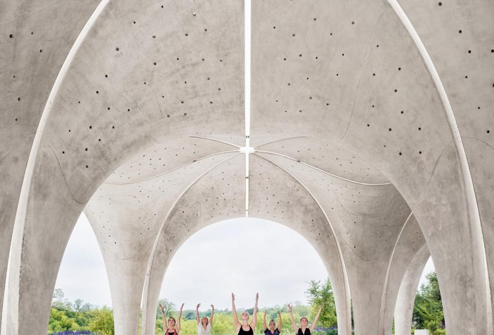 Arquitectura amable con la lluvia. Parque Confluence de San Antonio por ...