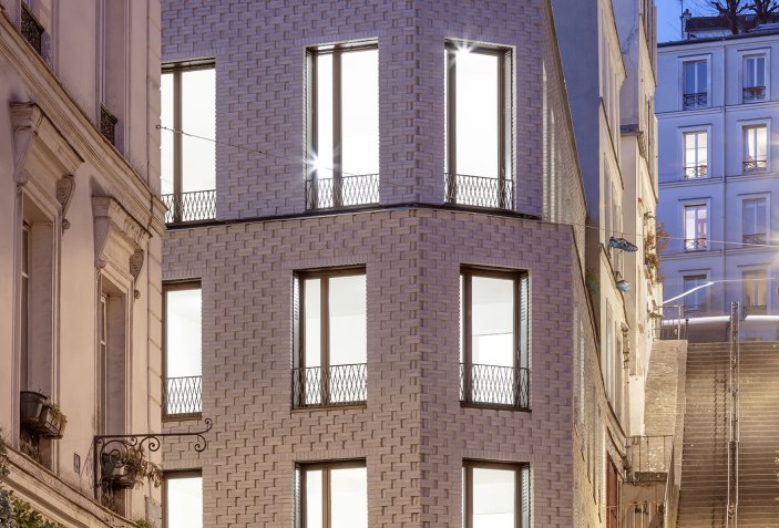 Reinvented Faubourg. 14 social housing units and 2 commercial premises ...