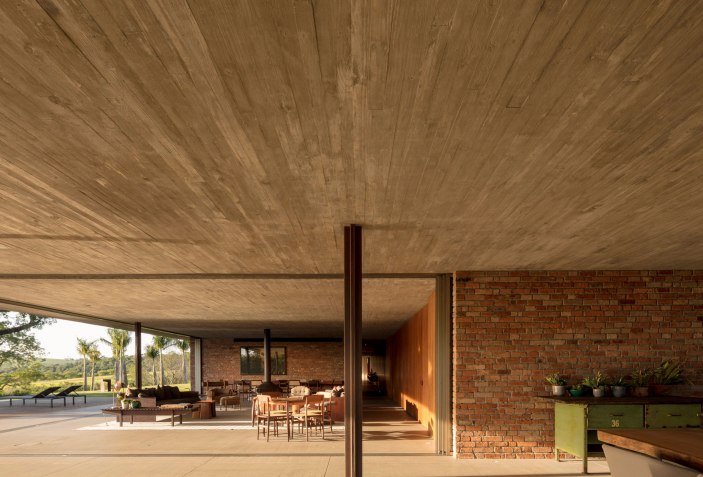 All under a horizontal plane. Planar House by Studio MK27 and Lair Reis ...