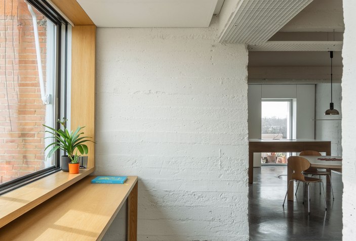 Non–Binary cross space. A deep revamp of a 1950s flat by Pachón-Paredes ...