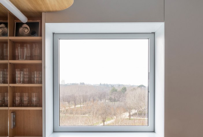 Non–Binary cross space. A deep revamp of a 1950s flat by Pachón-Paredes ...