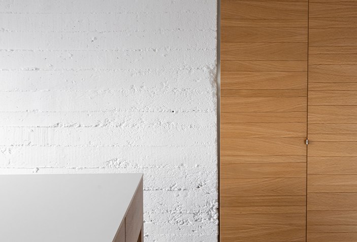 Non–Binary cross space. A deep revamp of a 1950s flat by Pachón-Paredes ...