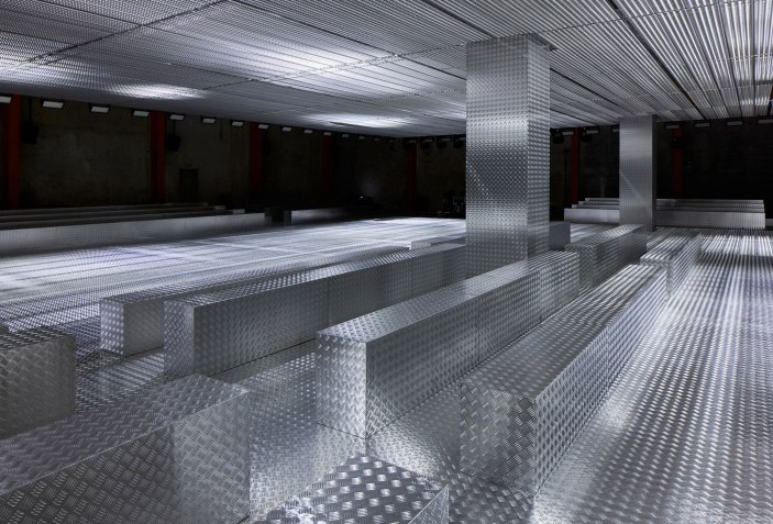 Arquitectura fluida. Paredes líquidas para la Primavera Verano 2024 de ...