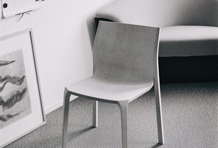 The curvilinea carpentry of the landscape. Ondarreta Silu Chair by ...
