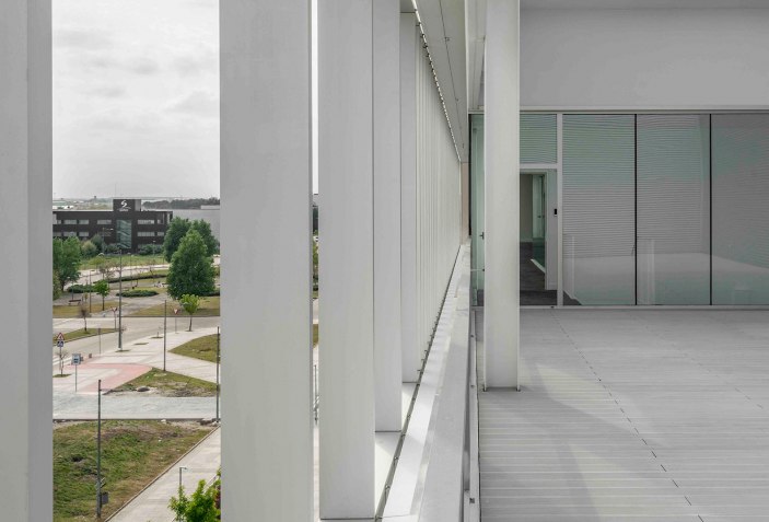 Headquarters with offices and laboratories. 181 Unolab HQ by FRPO ...