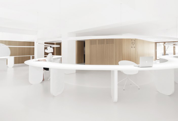 Around a white loop as workspace. CUN Panda Office by PANDA Design ...