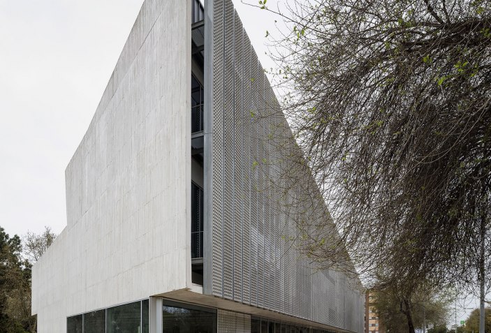 Continuation of landscape boundaries. Córdoba Public Library by Paredes ...