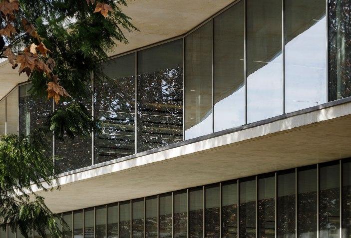 Continuation of landscape boundaries. Córdoba Public Library by Paredes ...