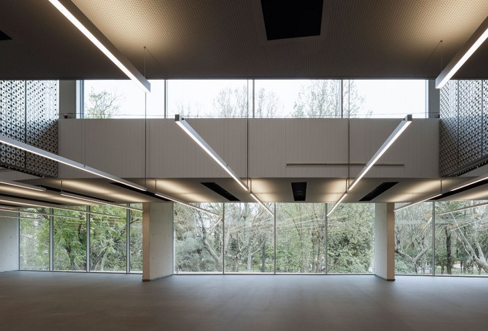 Continuation of landscape boundaries. Córdoba Public Library by Paredes ...