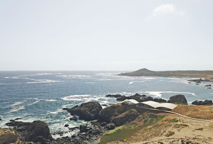 A wave on the cliff. Los Vilos house by Ryue Nishizawa | The Strength ...