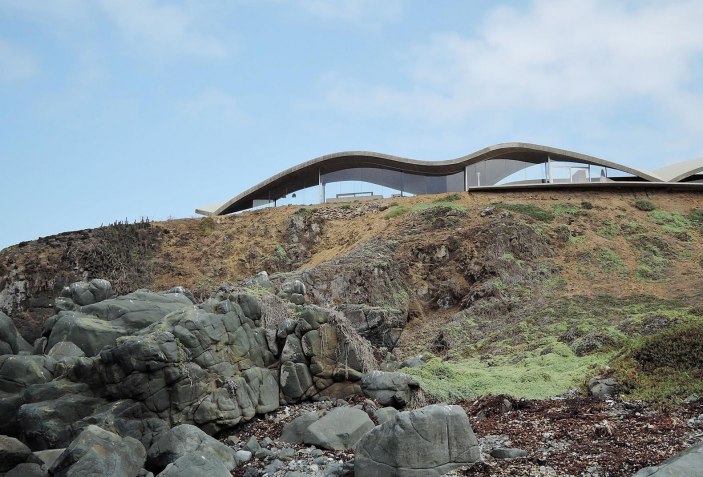 A wave on the cliff. Los Vilos house by Ryue Nishizawa | The Strength ...