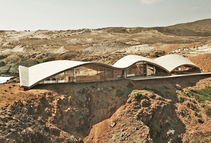 A wave on the cliff. Los Vilos house by Ryue Nishizawa | The Strength ...