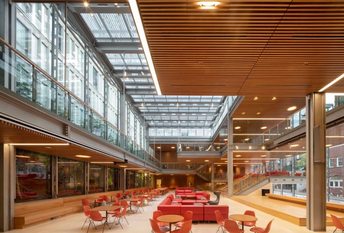 Universidad de Harvard: Richard A. y Susan F. Smith Campus Center por ...