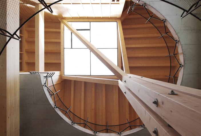 Playing around the central pillar. School in Orsonnens by TED'A ...