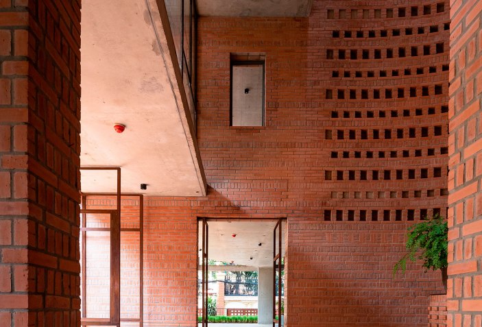 A light-filled office building thanks to the use of brick. Premier ...