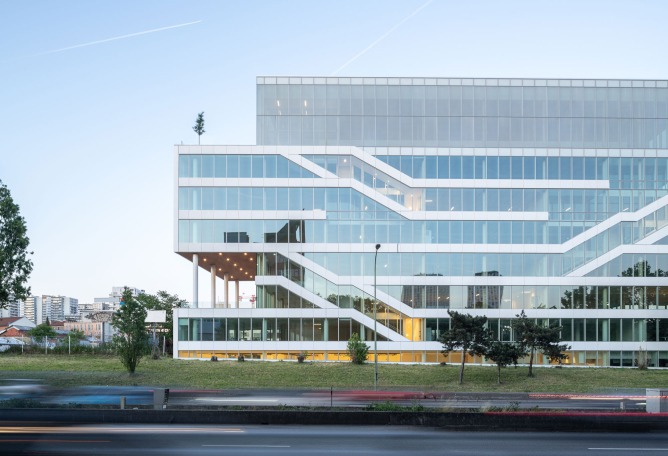 The periphery is also avant-garde. Coldefy delivers wood structure ...