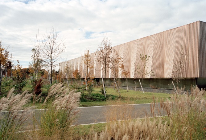 A renovated space for abstract art. Sport Center Paris by Leclercq ...