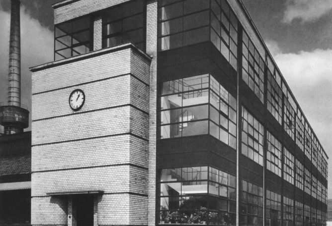 Walter Gropius Fundador Y Primer Director De La Bauhaus Sobre