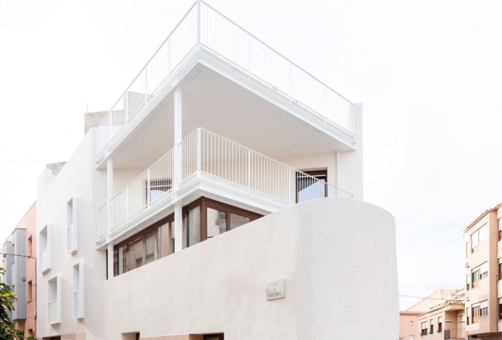 Delicate temporal dialogue. CM House by Gallego Arquitectura | METALOCUS