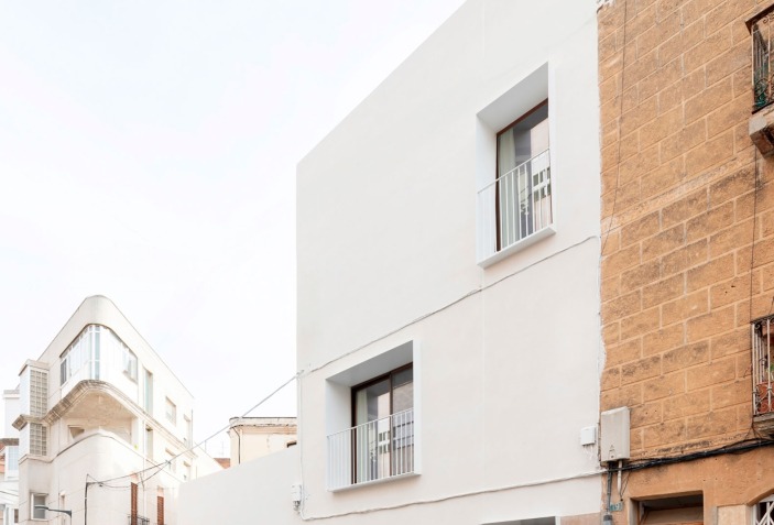 Delicate temporal dialogue. CM House by Gallego Arquitectura | METALOCUS