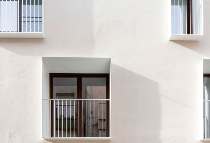 Delicate temporal dialogue. CM House by Gallego Arquitectura | METALOCUS