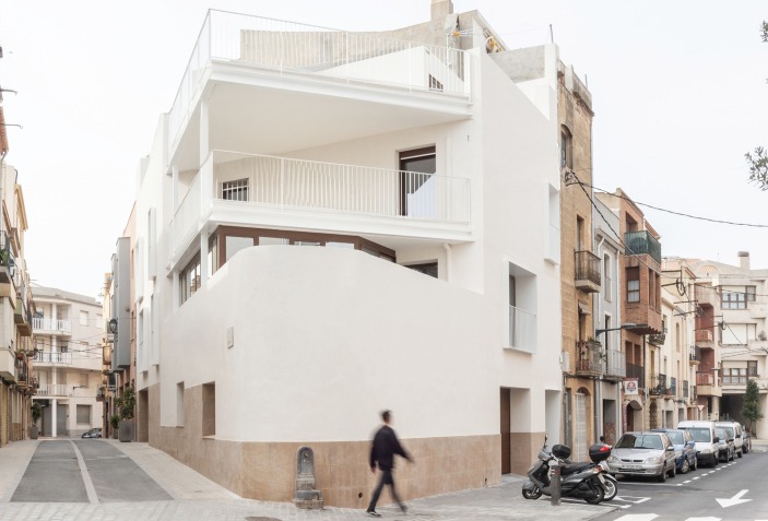 Delicate temporal dialogue. CM House by Gallego Arquitectura | METALOCUS