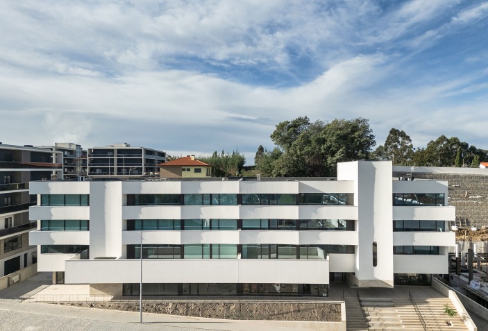 Blurring the boundaries between public and private. Aurora 10 Building ...