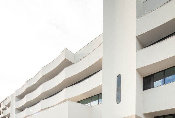 Blurring the boundaries between public and private. Aurora 10 Building ...