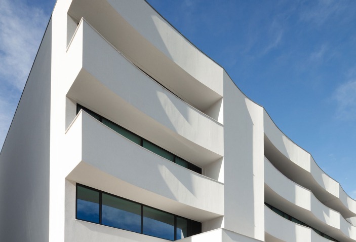 Blurring the boundaries between public and private. Aurora 10 Building ...