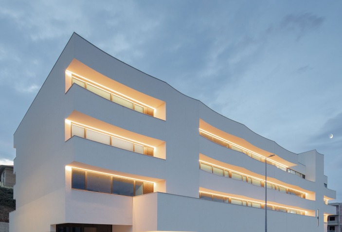 Blurring the boundaries between public and private. Aurora 10 Building ...
