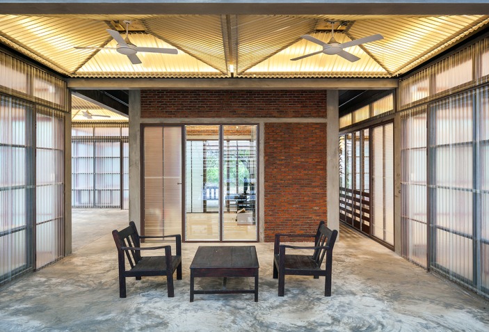 Approachable knowledge. Kaeng Krachan Library by Junsekino Architect ...