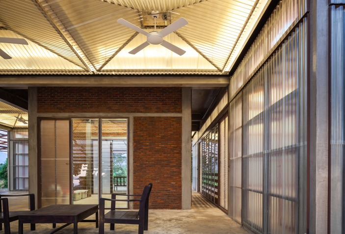 Approachable knowledge. Kaeng Krachan Library by Junsekino Architect ...