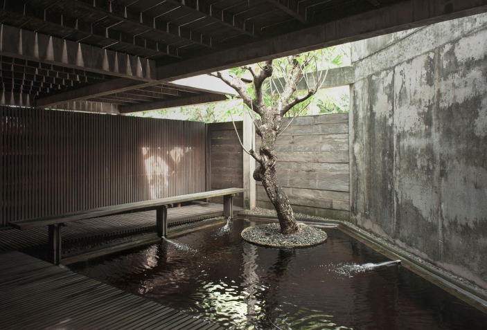 A perfect interior-exterior relationship in the AM Residence, by ...