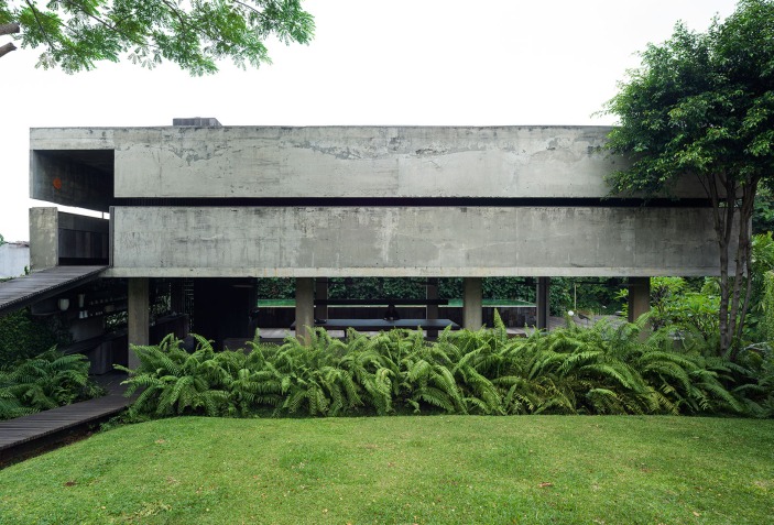 A perfect interior-exterior relationship in the AM Residence, by ...