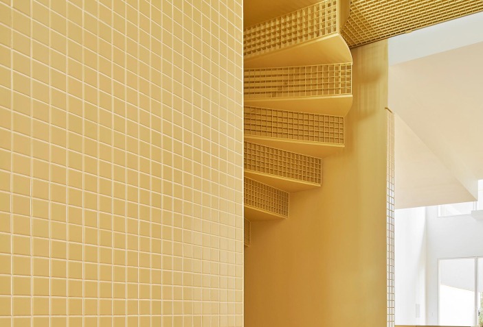 Yellow is the color. Duplex in Sant Gervasi by Arquitectura-G | METALOCUS