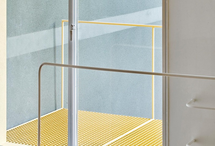 Yellow is the color. Duplex in Sant Gervasi by Arquitectura-G | METALOCUS