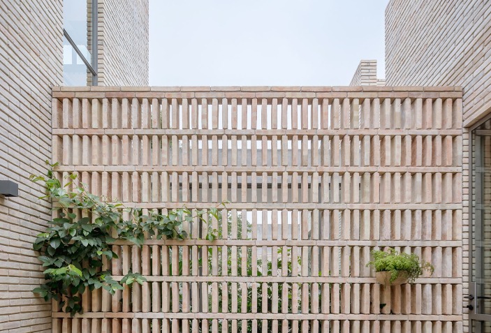 Vida a través de los patios interiores. Casa Mika 22 por ASP ...