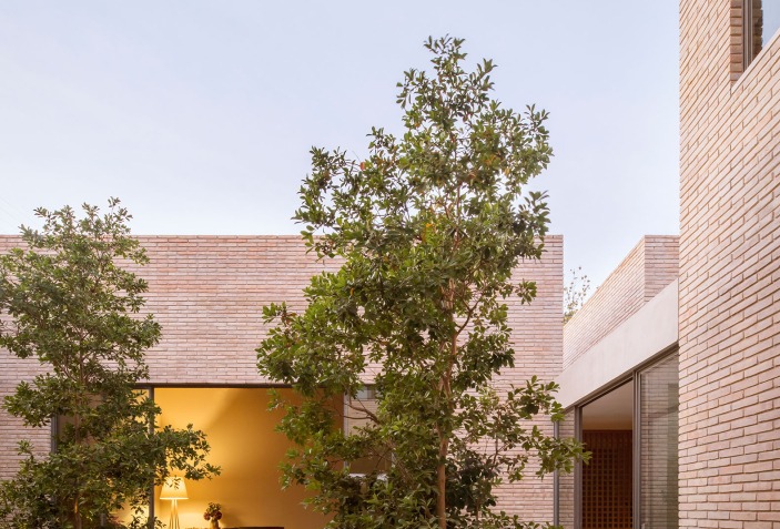 Vida a través de los patios interiores. Casa Mika 22 por ASP ...