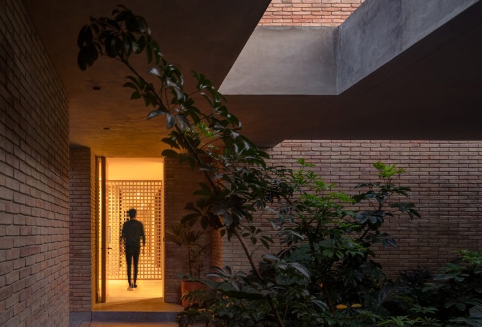 Vida a través de los patios interiores. Casa Mika 22 por ASP ...