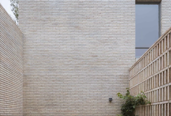Vida a través de los patios interiores. Casa Mika 22 por ASP ...