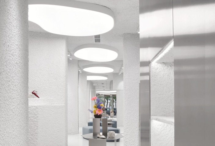 Dialogue between the aggressive and the refined. ALOHAS flagship by Clap Studio | METALOCUS