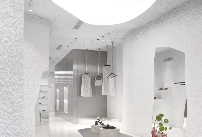 Dialogue between the aggressive and the refined. ALOHAS flagship by Clap Studio | METALOCUS