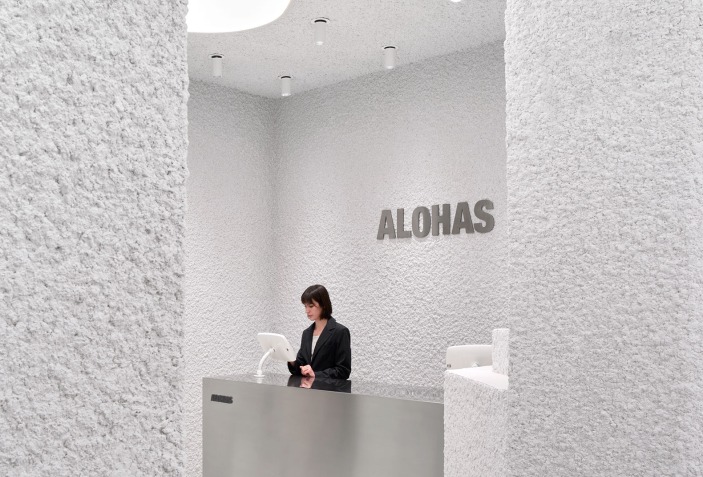 Dialogue between the aggressive and the refined. ALOHAS flagship by Clap Studio | METALOCUS